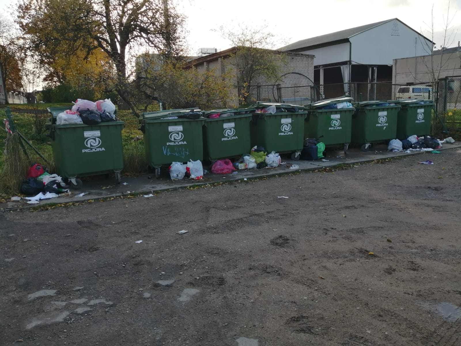 Atkritumu konteineru laukumu izskats – uz mūsu pleciem